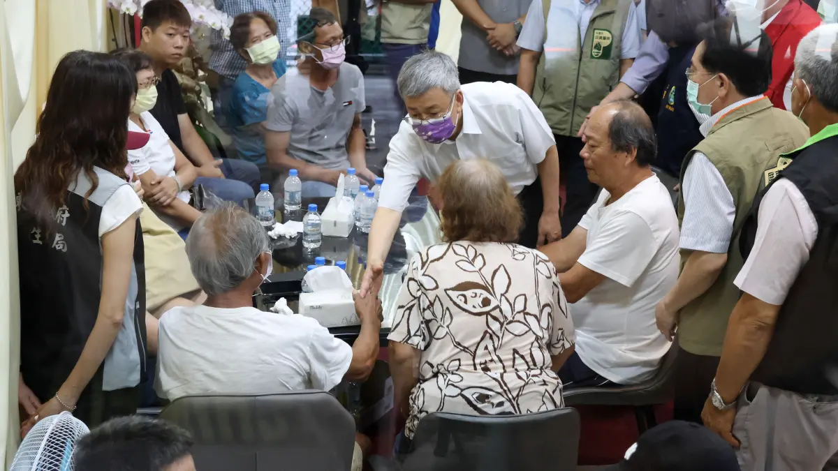 陳建仁慰問殉職勇消家屬 陳柏翰表妹淚問：「DNA結果何時出來」 | 社會萬象 | 要聞 | NOWnews今日新聞