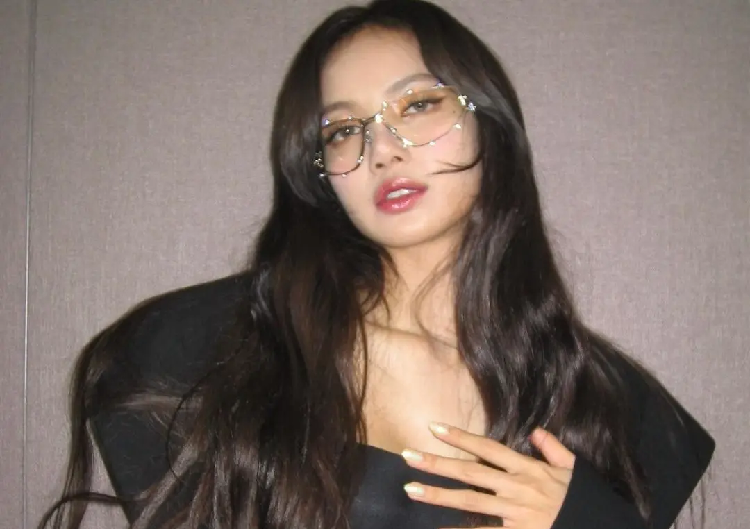 Lisa跳完瘋馬秀穿太少就被罵 比基尼照露「大片玉背」吸840萬讚 | 娛樂 | NOWnews今日新聞