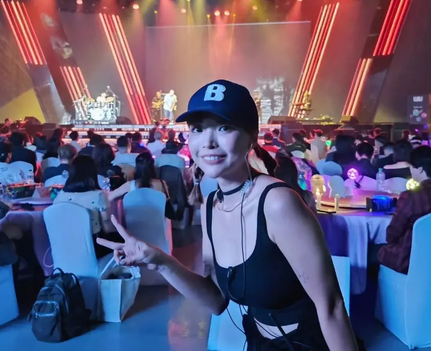 走鐘獎驚見「工作人員穿低胸背心」！身份曝光 意外也是82萬YTR | 新奇 | NOWnews今日新聞