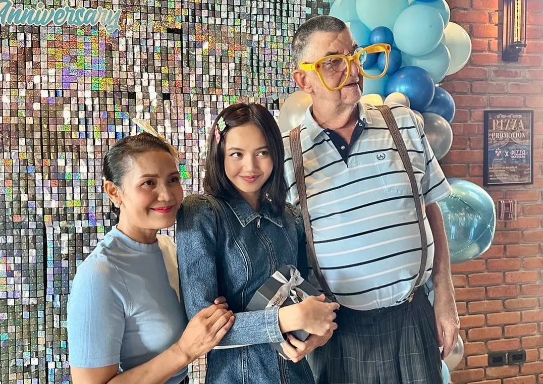 Lisa挺過瘋馬秀脫衣風波！燦笑為繼父慶生 恢復乖乖女可愛形象 | 娛樂 | NOWnews今日新聞