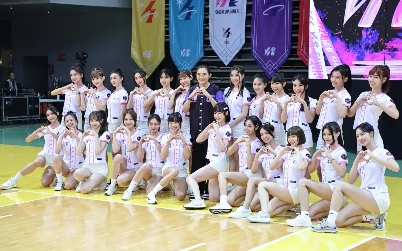 走秀穿「肉色內衣」遭酸！林襄高 EQ 回：「身為表演者，我很滿意」 | 星聞直擊 | Babyou姊妹淘