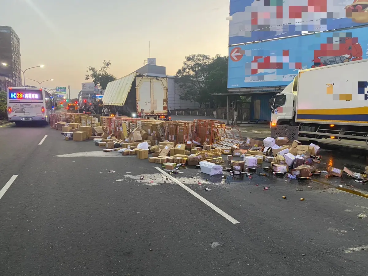 貨車轉彎醬油、橄欖油、剝皮辣椒掉滿地 駕駛最高可罰一萬八 | 社會萬象 | 要聞 | NOWnews今日新聞