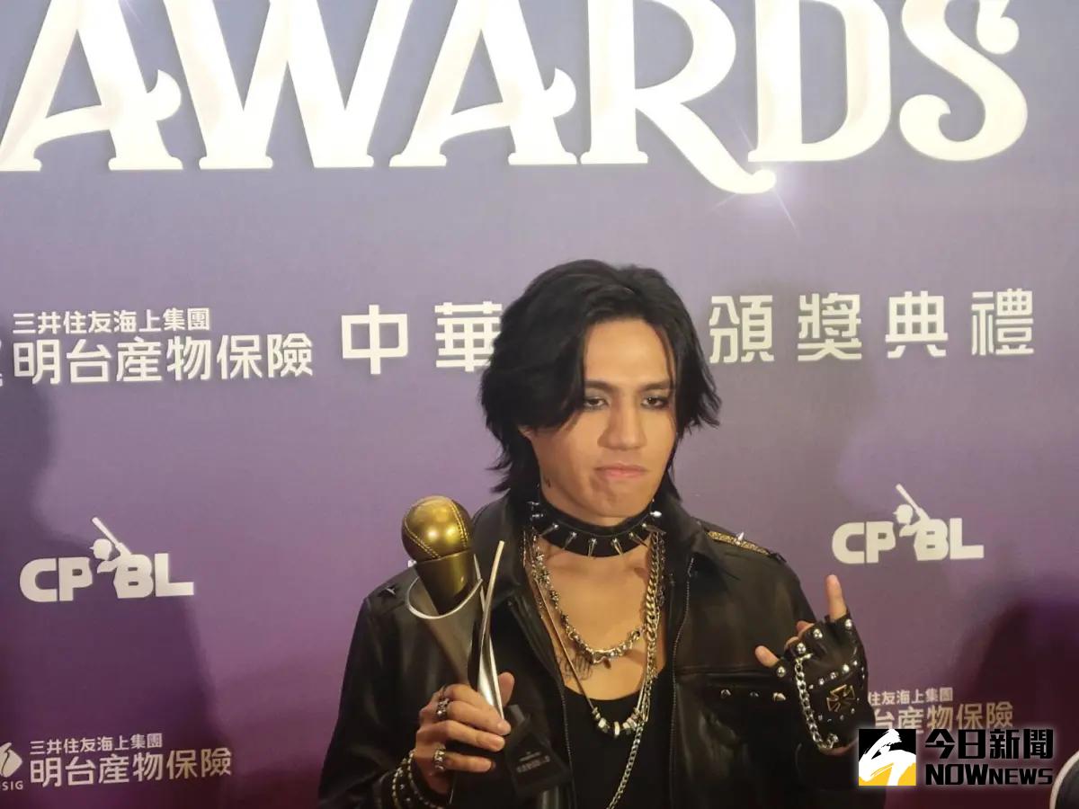 中華職棒／鄭浩均變身Rocker用了3小時 得獎後高歌《我要你愛》 | 運動 | NOWnews今日新聞