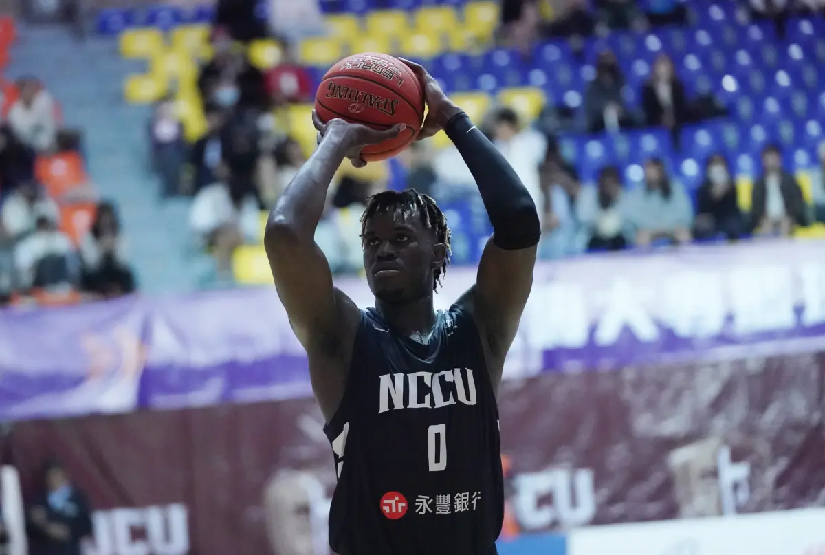 UBA／根本已是職業水平！莫巴耶狂轟33分20籃板 政大打趴台藝大 | 運動 | NOWnews今日新聞
