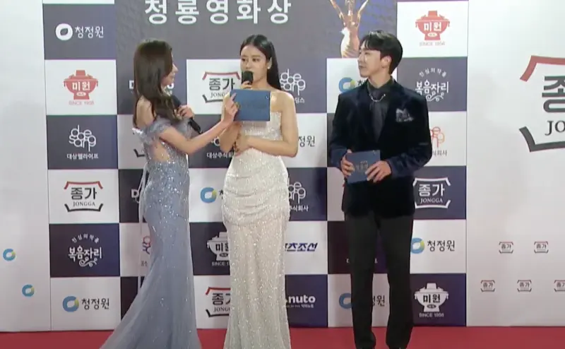 禮服往下掉走光 安恩真青龍紅毯喬胸器 | beanfun!