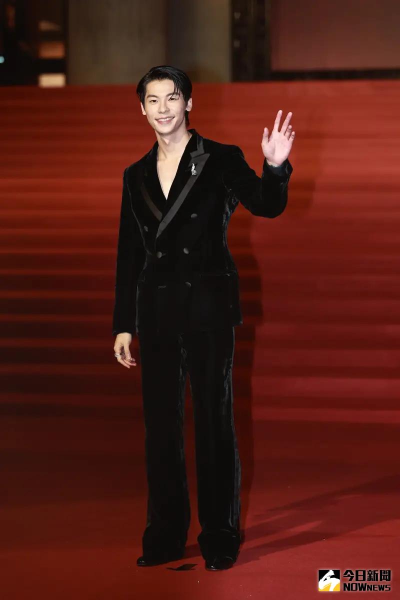 《鬼家人》CP來了！許光漢耍性感裡面沒穿 | beanfun!