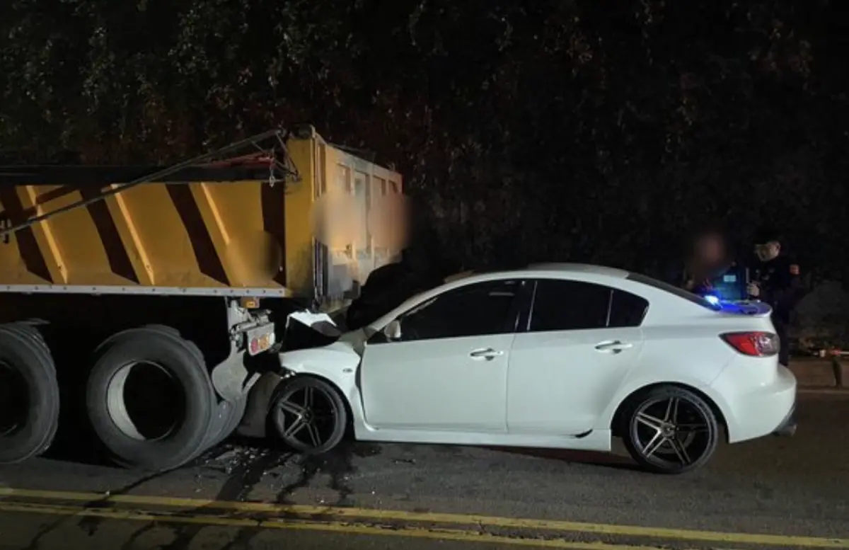 新北凌晨砂石車遭轎車追撞！自小客車頭全毀 肇事駕駛逃逸無蹤 | 社會萬象 | 要聞 | NOWnews今日新聞