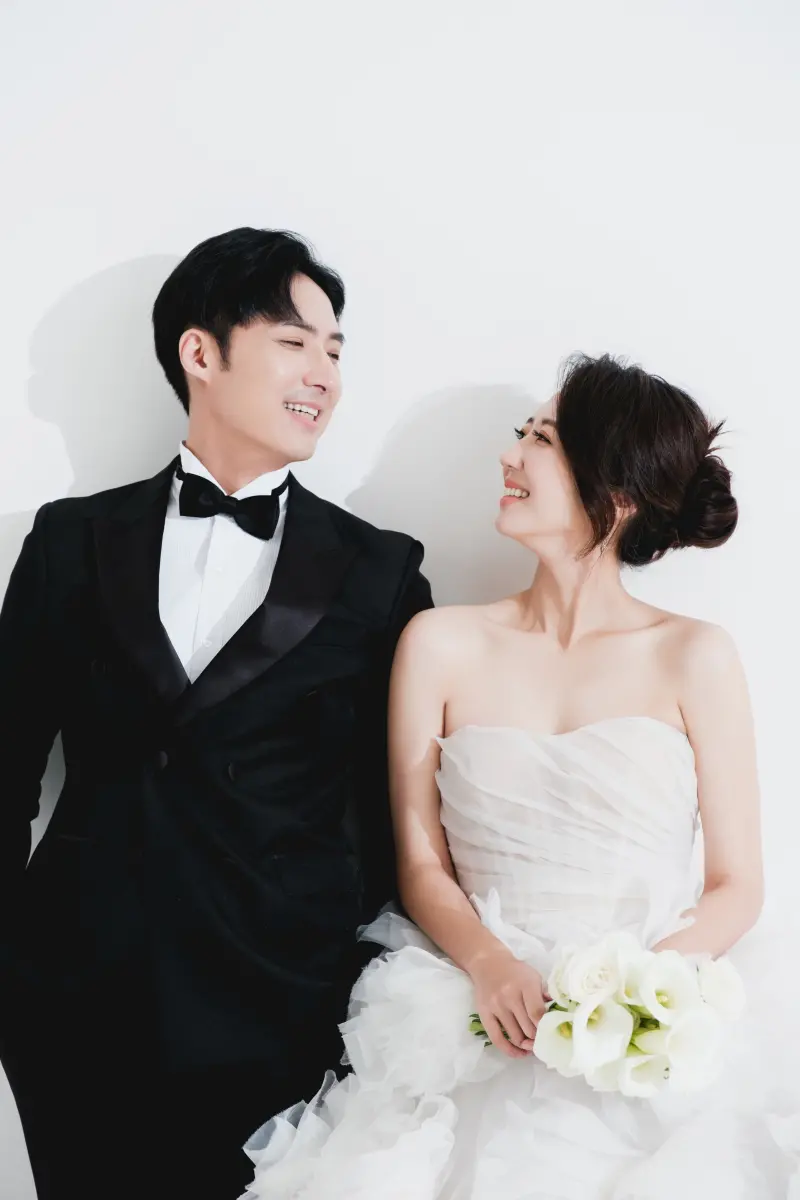 看到李運慶快哭了 洪詩挺4個月孕肚拍婚紗 | beanfun!