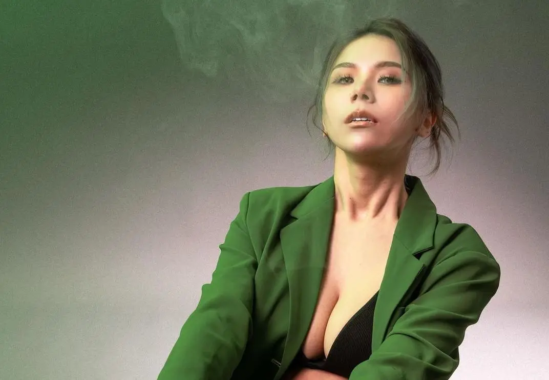 蕾菈聖誕節只穿內衣！辣到吸引Joeman朝聖 超地獄禁忌對話曝光 | 女神宅配趣 | 娛樂 | NOWnews今日新聞