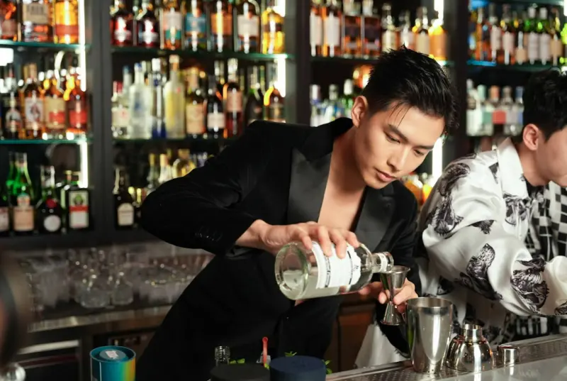 西門町「裸胸」調酒 捕獲BL劇男神黃丞邦 | beanfun!