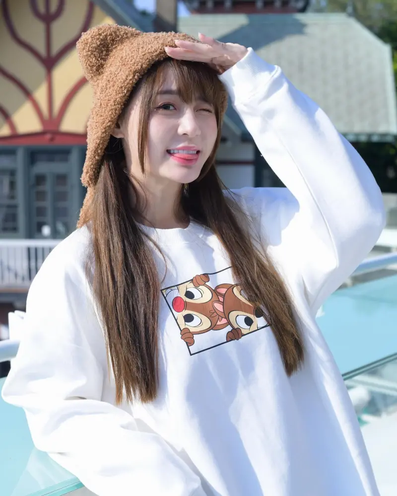 裙子穿一半跑出頂級白腿 短今球場扯掉襯衫 | beanfun!