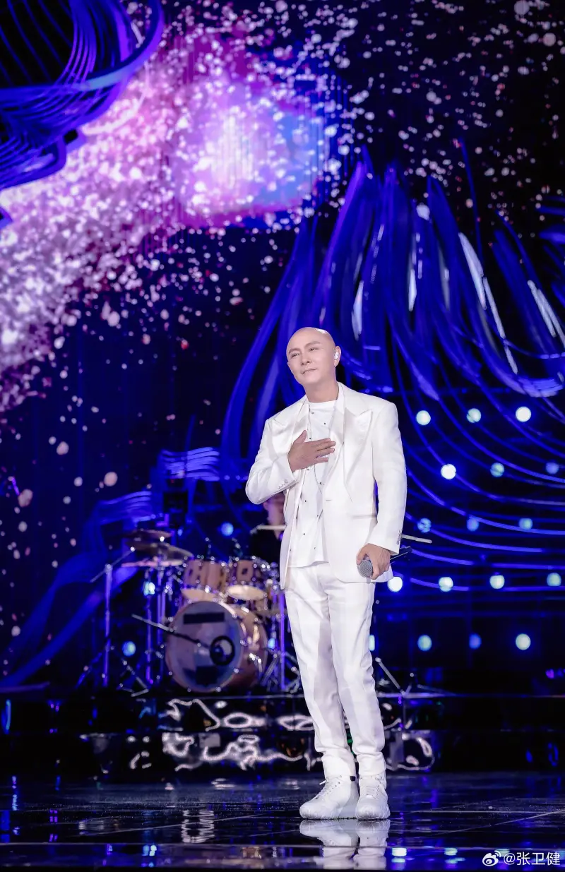 開唱彩排爆意外！張衛健空中墜落被鋼琴重壓 | beanfun!