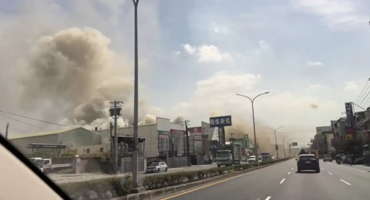 初六開工遇祝融！高雄鳥松區電纜工廠大火濃煙竄天 警消急救援 | 社會萬象 | 要聞 | NOWnews今日新聞