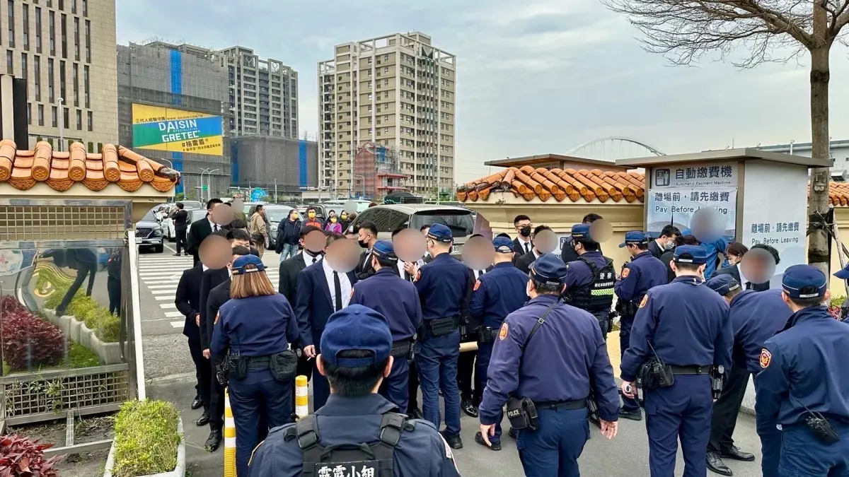 太陽聯盟「熹董」告別式估千人送行 百名警大陣仗盤查戒備 | 社會 | NOWnews今日新聞