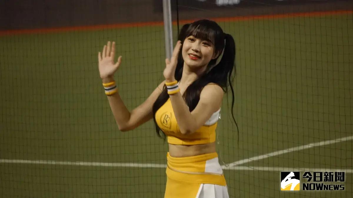 女神邊荷律、李丹妃場邊熱舞超逗趣！招牌動作「吐舌」讓球迷瘋狂 | 運動 | NOWnews今日新聞