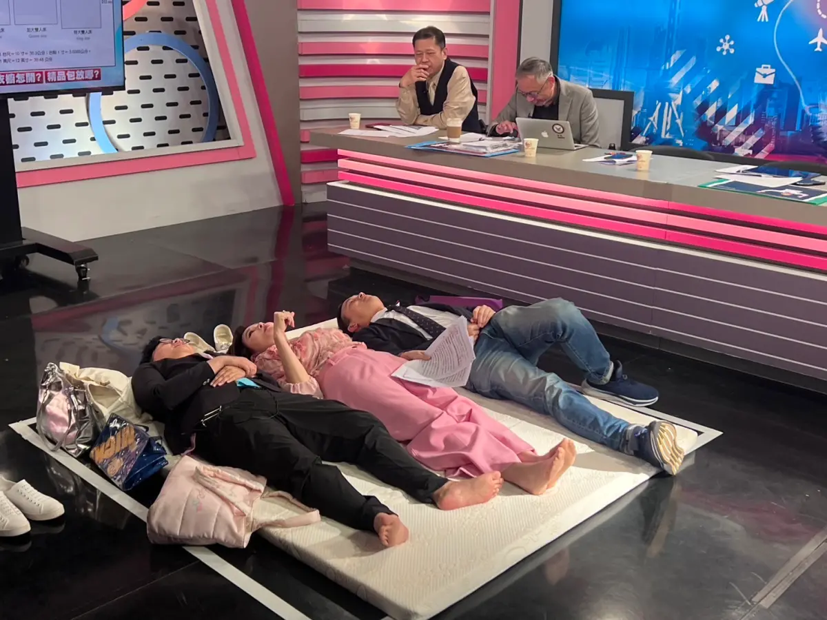 徐巧芯「一家三口住一坪」？政論節目現場實測 翻身超困難 | 政治快訊 | 要聞 | NOWnews今日新聞