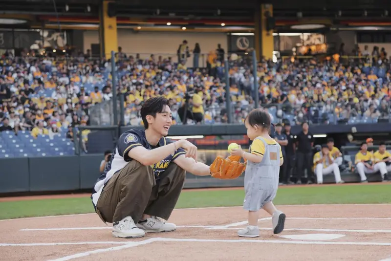 帶家人現身球場跳應援舞！粿粿回娘家開球 | beanfun!