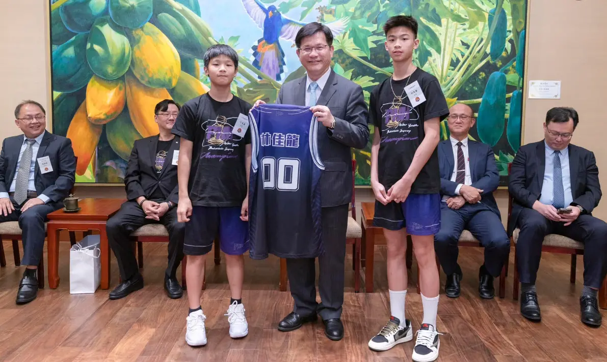 見U12男籃冠軍隊伍 林佳龍助校園調整籃框「與國際賽接軌」 | 頭條焦點 | NOWnews今日新聞