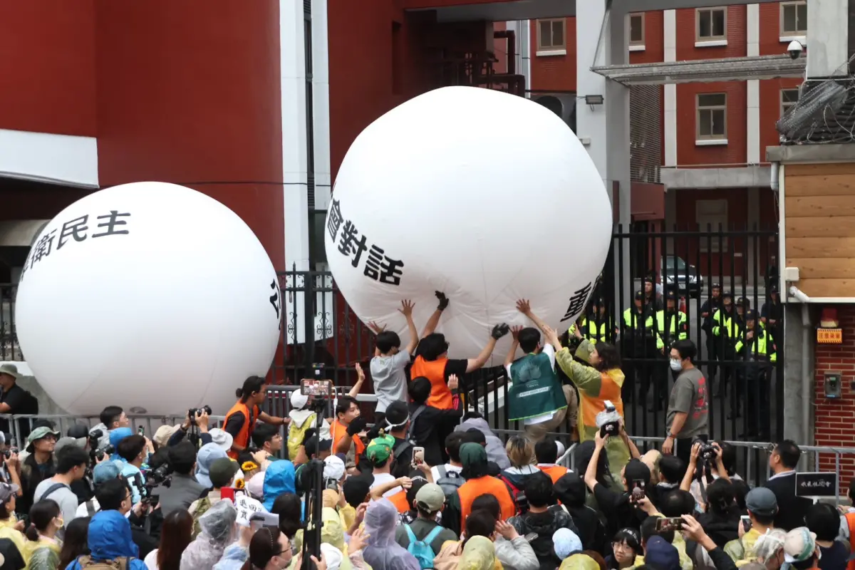 直擊／萬人推大球象徵人民聲音進立院 無奈這邊柵欄太高失敗收場 | 政治快訊 | 要聞 | NOWnews今日新聞