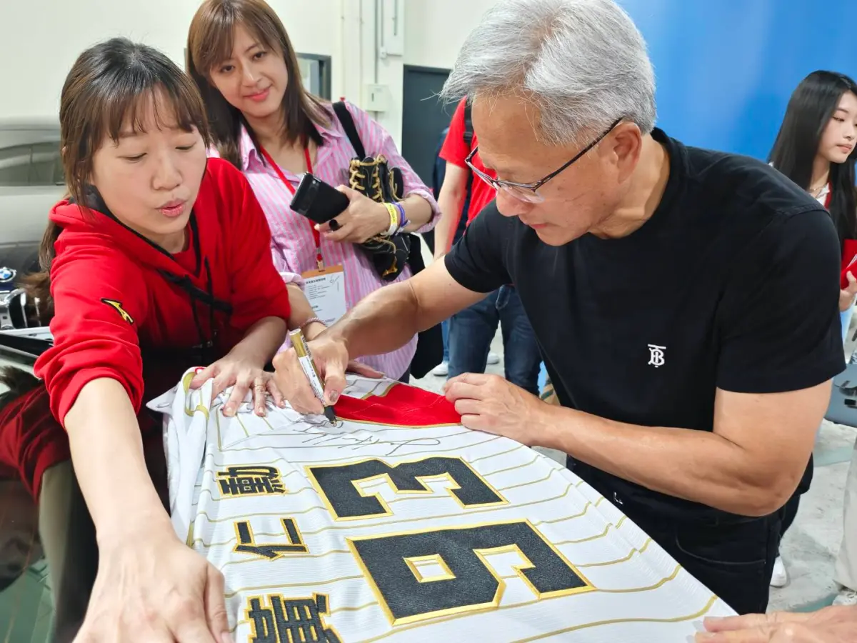 黃仁勳人氣爆棚！簽名來者不拒全因1原因 直呼「當CEO是最簡單」 | 運動 | NOWnews今日新聞