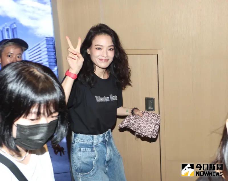 舒淇燦笑手比YA「俏皮吐舌」凍齡驚呆粉絲 | beanfun!