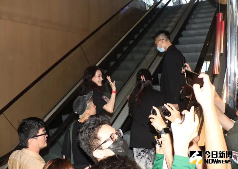 舒淇燦笑手比YA「俏皮吐舌」凍齡驚呆粉絲 | beanfun!