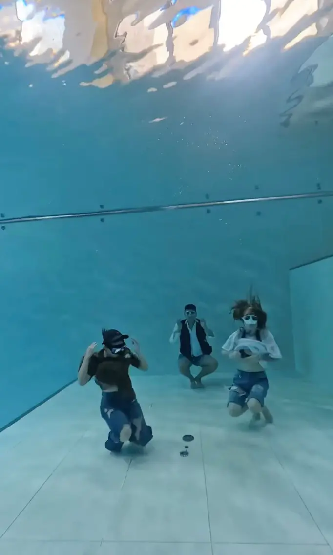 最不傷膝蓋版本！梁云菲水中一口氣挑戰16蹲 | beanfun!