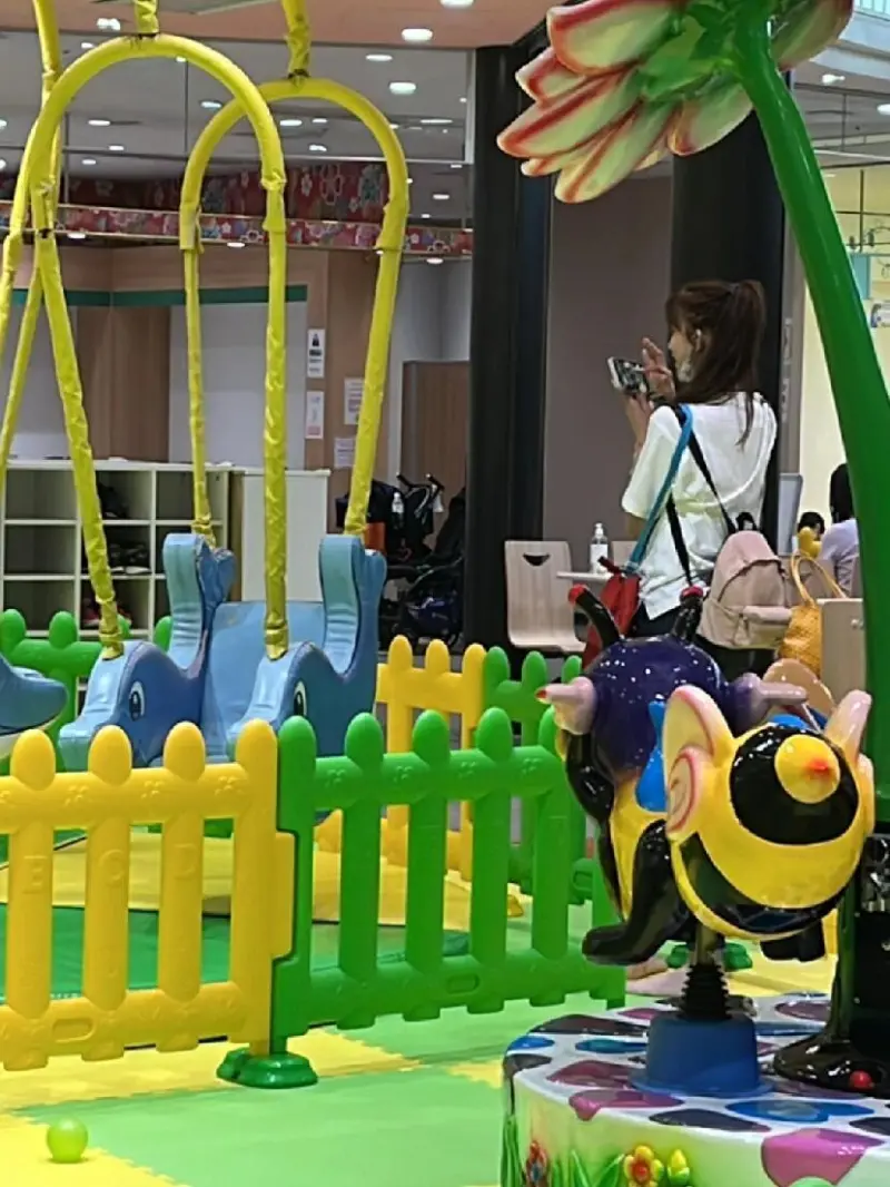 拿水壺又幫拍照 林志玲帶2歲兒子去遊樂場 | beanfun!