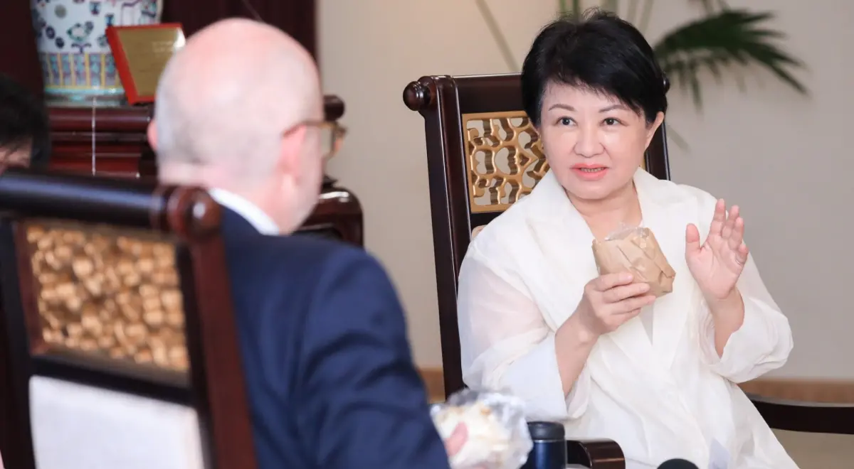 昔請孫曉雅吃雞排 盧秀燕今為AIT處長谷立言送上刈包與珍奶 | 政治快訊 | 要聞 | NOWnews今日新聞