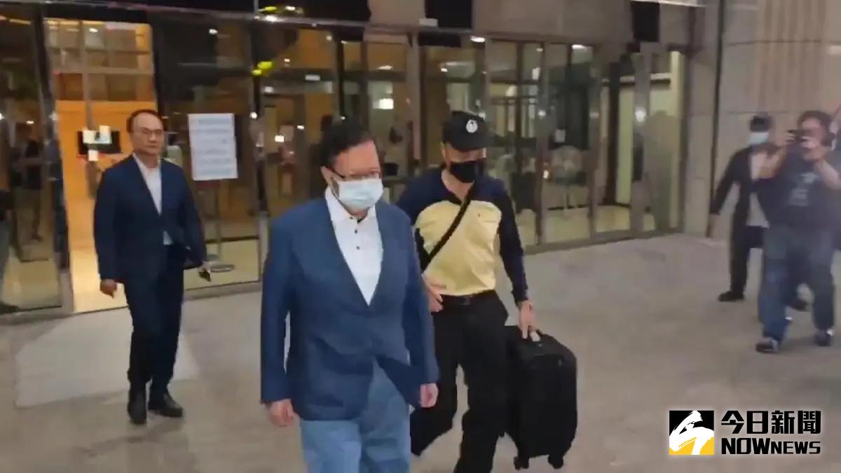 1小時湊齊2800萬現金交保！鄭文燦關47天走出法院 身型消瘦 | 社會 | NOWnews今日新聞