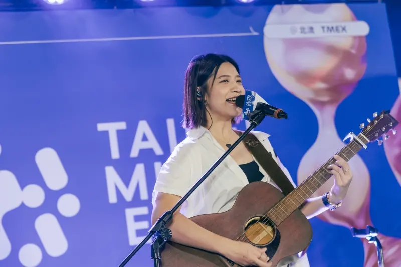 6萬人湧入TMEX追星！MC HotDog熱狗快閃簽名 | beanfun!