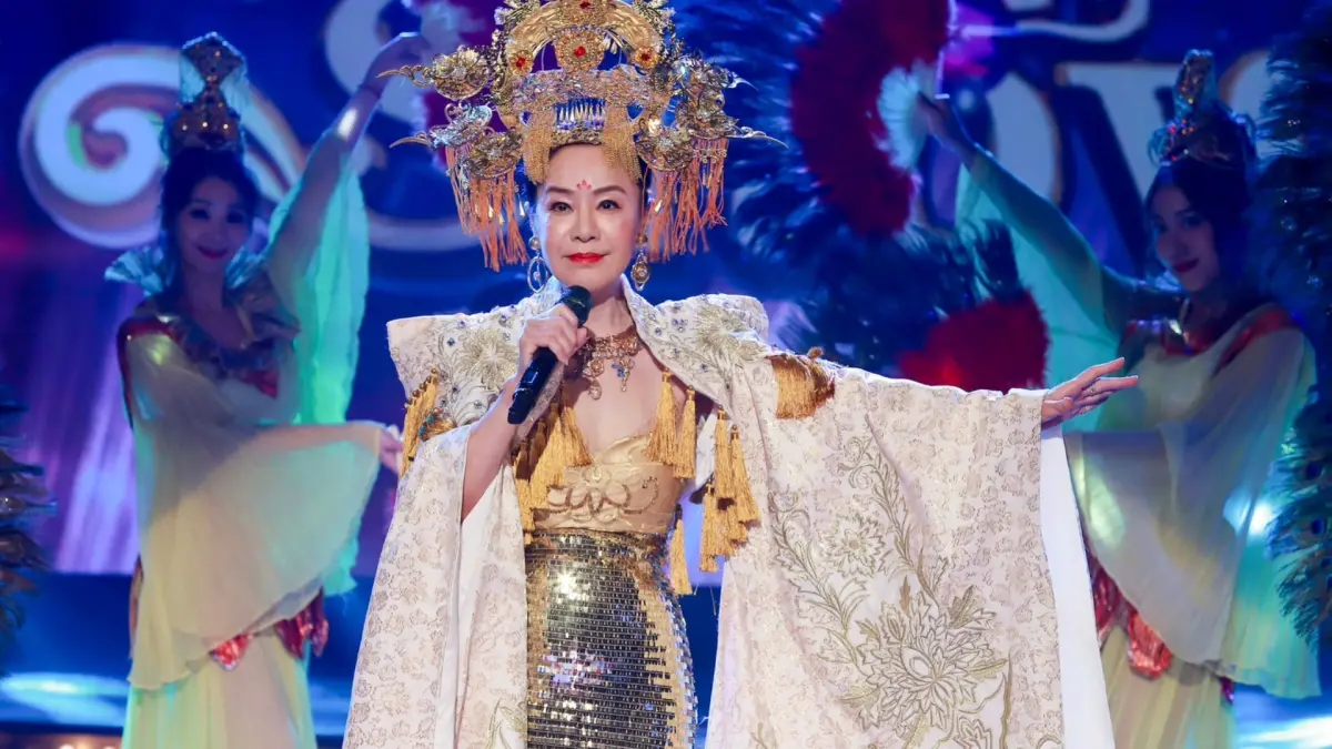 65歲金佩姍唱紅〈一代女皇〉！頂15斤頭飾火辣踩場《冰冰Show》 | 綜藝 | 娛樂 | NOWnews今日新聞