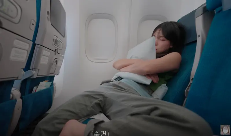 搭飛機脫鞋踩椅子！李多慧舉動挨轟：不OK吧 | beanfun!