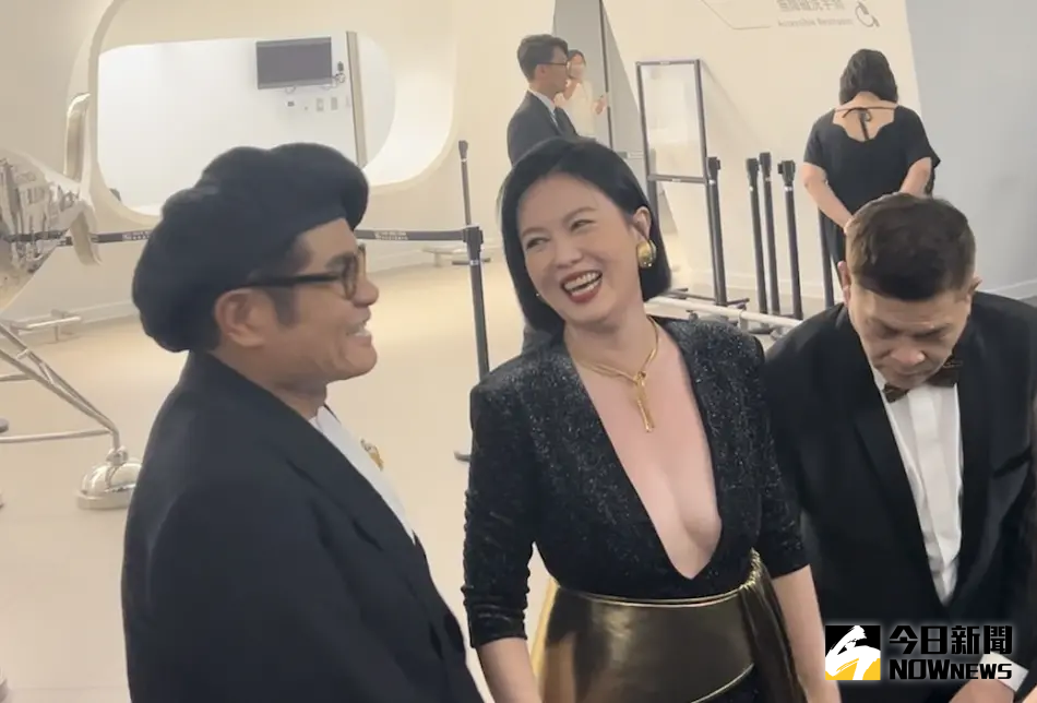 金鐘紅毯／苗可麗深V開到肚臍！自嘲「帶長輩出門」澎恰恰不敢看 | 娛樂 | NOWnews今日新聞
