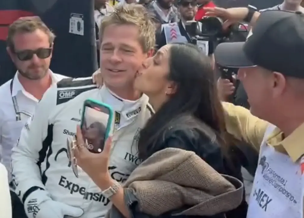 布萊德彼特被女粉絲「偷襲」、勾脖子獻吻 網友暴怒：超噁心！ | 娛樂 | NOWnews今日新聞