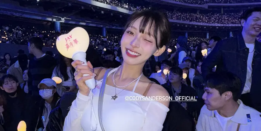 林襄看周杰倫演唱會！「開閃燈、站椅子」慘被罵翻 她急回應滅火 | 娛樂 | NOWnews今日新聞