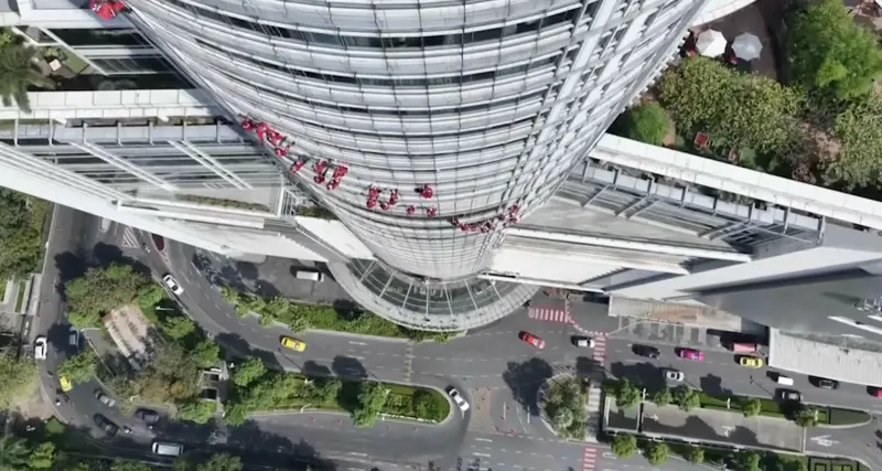 影／聖誕老人攀爬235公尺高樓！泰國曼谷歡慶耶誕節 驚險畫面曝 | 東南亞新聞 | 四方報 | NOWnews今日新聞