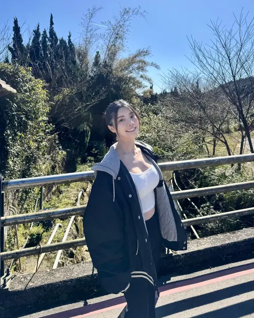 高馬尾素顏妹子爬山！外套全拉開「只有小可愛」 竟是中職最美MC | 娛樂 | NOWnews今日新聞