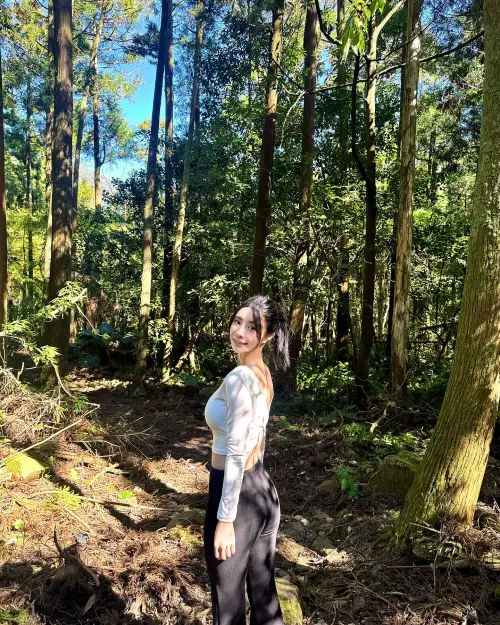 高馬尾素顏妹子爬山！外套全拉開「只有小可愛」 竟是中職最美MC | 娛樂 | NOWnews今日新聞