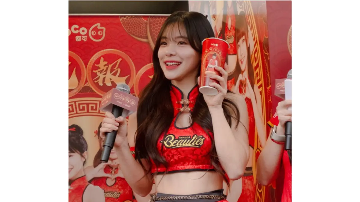 特企／民眾將李多慧立牌扛回家！CoCo都可公益拍賣人氣旺翻西門町 | 工商快訊 | NOWnews今日新聞