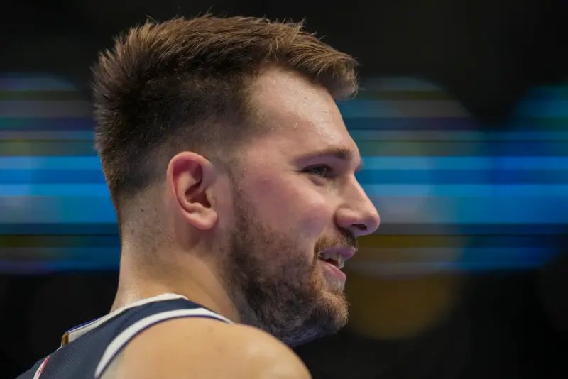 影／無法接受Doncic被交易！球迷訂製9.9萬棺材為獨行俠「送葬」 | NBA | 運動 | NOWnews今日新聞