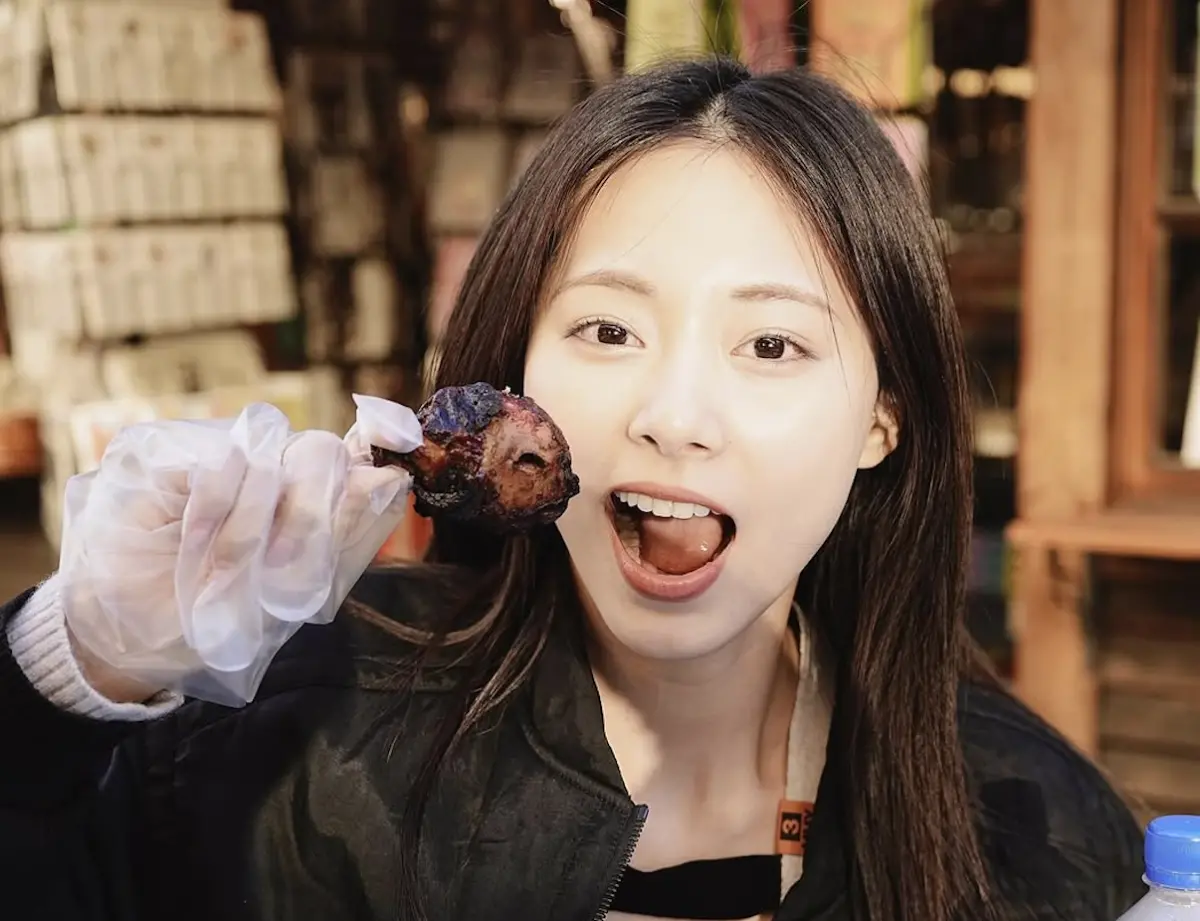 周子瑜「張大嘴啃雞腿」！豪爽模樣全曝光 粉絲驚：還我玉女形象 | 娛樂 | NOWnews今日新聞