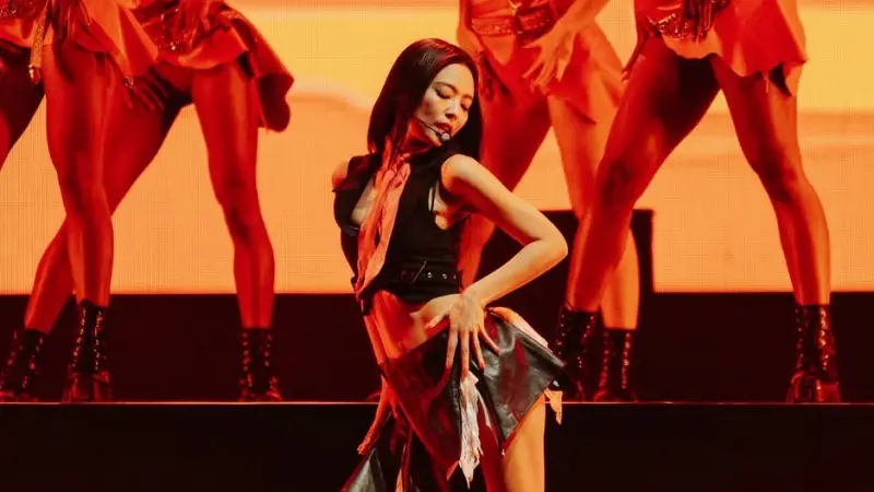 Jennie媽急遮女兒屁股蛋！科切拉護女怕走光 粉絲直呼眼淚繃不住 | 娛樂 | NOWnews今日新聞