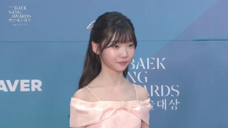 百想紅毯／《苦盡》小愛純穿上IU的禮服！示範「想做啥就去」POSE | 娛樂 | NOWnews今日新聞