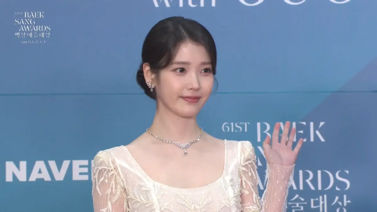 百想紅毯／IU太暖！攝影師喊「這邊揮手」她狂比愛心各種角度都來 | 娛樂 | NOWnews今日新聞