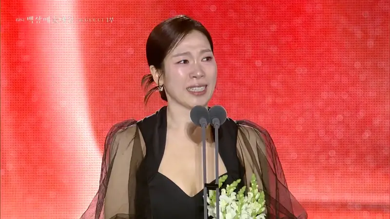 百想／《苦盡柑來》廉惠蘭拿女配喊：愛純媽媽得獎了！IU台下哭了 | 娛樂 | NOWnews今日新聞