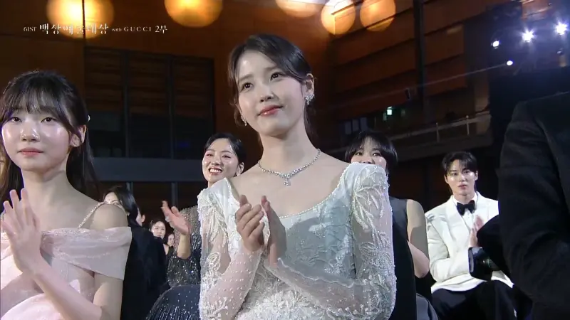 百想／《苦盡》導演淚謝姜明珠 IU聽「金泰梨拿視后」表情太真實 | 娛樂 | NOWnews今日新聞