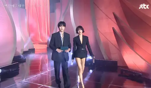 百想／「全球最美臉蛋」Nana頒獎中空登台！西裝外套裡面沒穿辣翻 | 娛樂 | NOWnews今日新聞