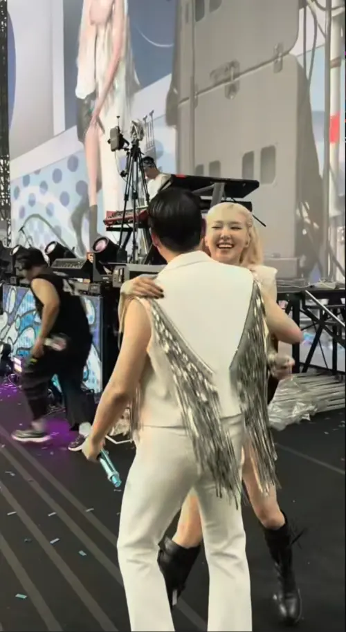 Rosé突在舞台「下跪磕頭」！現身PSY演唱會 含淚哽咽告白1件事 | 娛樂 | NOWnews今日新聞