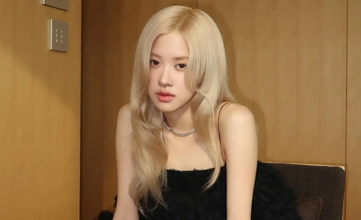 Rosé突在舞台「下跪磕頭」！現身PSY演唱會 含淚哽咽告白1件事 | 娛樂 | NOWnews今日新聞